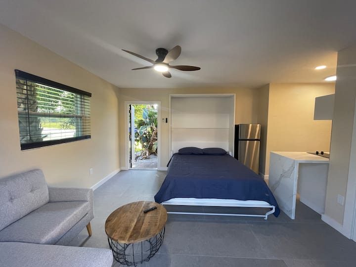 Ultra-modern East Boca Studio For Professionals - Boca Ratón, FL