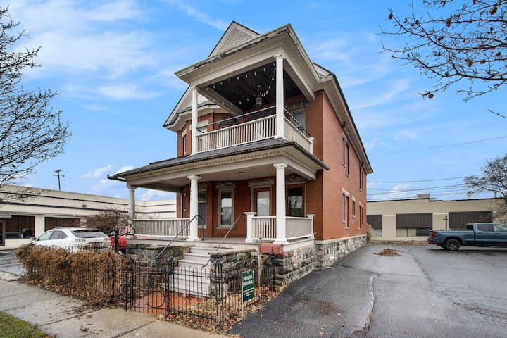*New* Entire Gorgeous Victorian Home Downtown Kzoo - Kalamazoo, MI