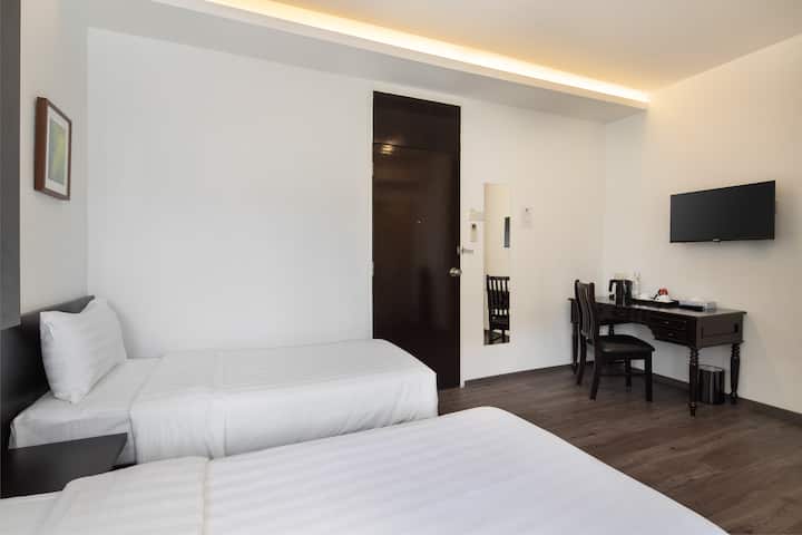 Family Room (2 Queen Beds And 1 Single Bed) - Singapore