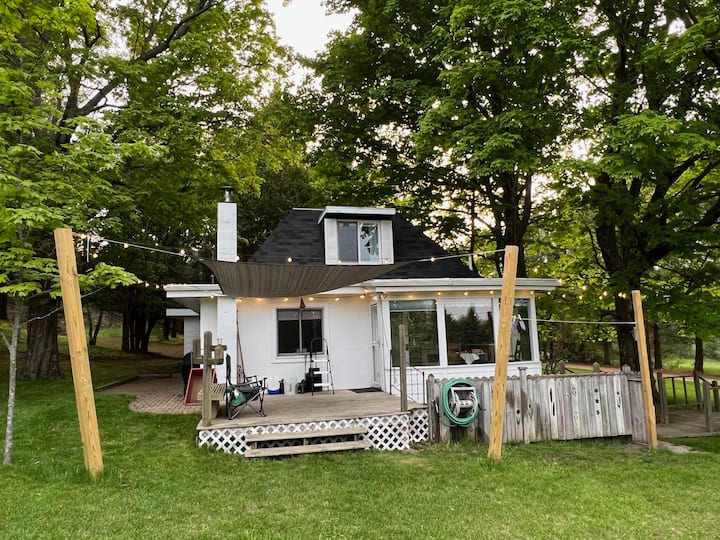 Serene 3-bedroom Cottage - Wilderness State Park, Carp Lake