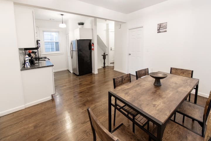 Bright Huge Room Tv 2 Beds, Desks Wi-fi Mins To Ny - Jersey City, NJ