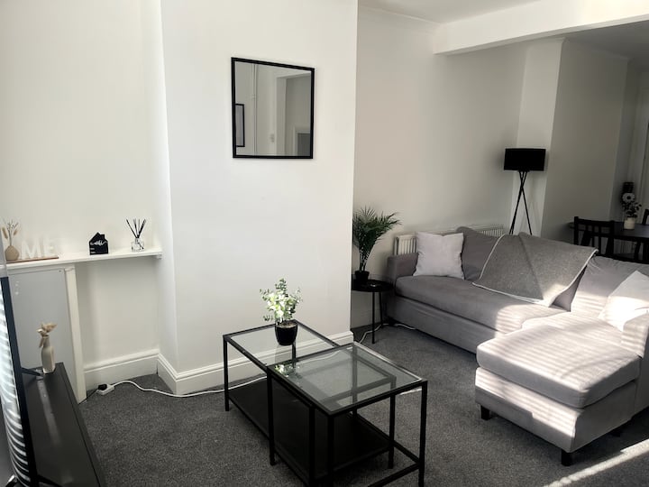 Cosy 2-bed Home|central Location - Dartford