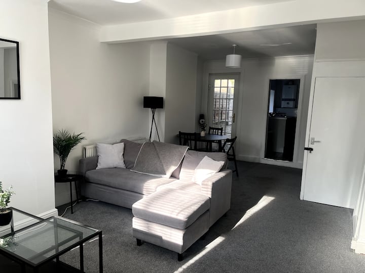 Cosy 2-bed Home|central Location - Dartford