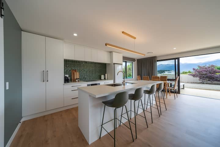 Alpine Retreat - Newly Built - Te Anau