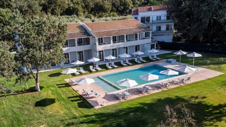 Tranquil Modern Apartments With Pool & Lush Garden - Ksamil