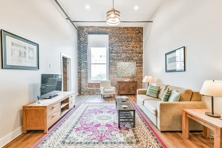 1 Block From The Strand | Walk To Shops & Dining - Texas City, TX