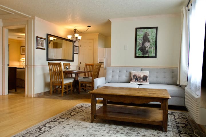 Yellowstone Gateway Deluxe 2 Bedroom Suite (#110) - Gardiner, MT