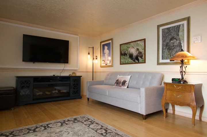 Yellowstone Gateway Deluxe 2 Bedroom Suite (#110) - Gardiner, MT