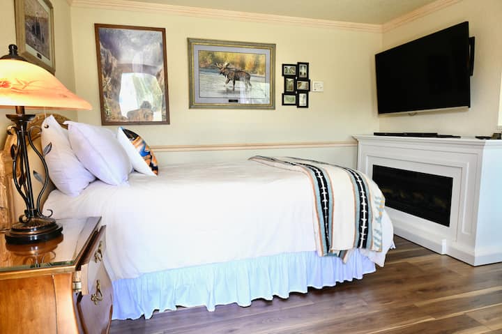 Yellowstone Gateway Deluxe 1 Bedroom Suite (#111) - Gardiner, MT