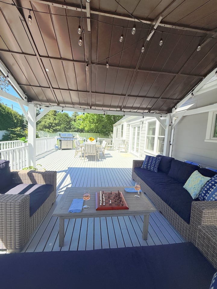 Family-ready Retreat With Yard, Deck & Fire Pit - Riverhead, NY