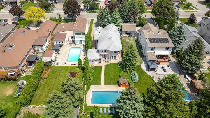 Spacious Home W/ Pool & Backyard - Toronto