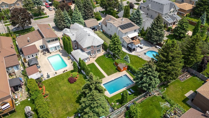 Luxurious 6br Poolside Paradise With Huge Backyard - Mississauga