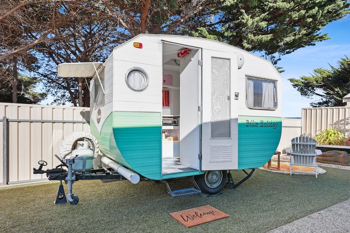 Billie By The Bay-
Vintage Caravan
@ Port Elliot - Middleton