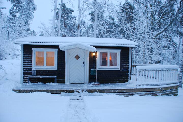 Lilla Sjölyckan
Mysig Stuga Mitt I Natur Och Sjö - Tyresö