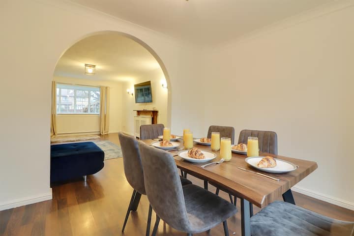 5br Home, Sleeps 9 With Parking - Peterborough