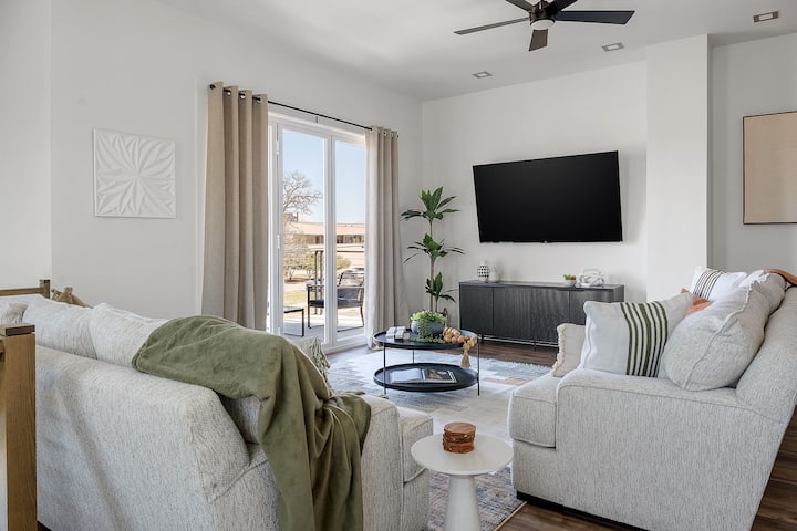 Exclusive, Rare Home – Built For Short-term Stays - Arlington