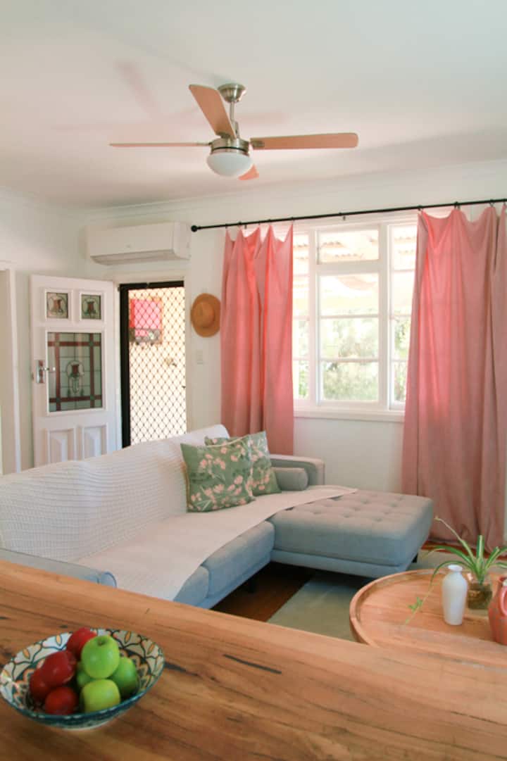 Beautiful Cottage Close To Town - 350m Beach - 傑拉爾頓