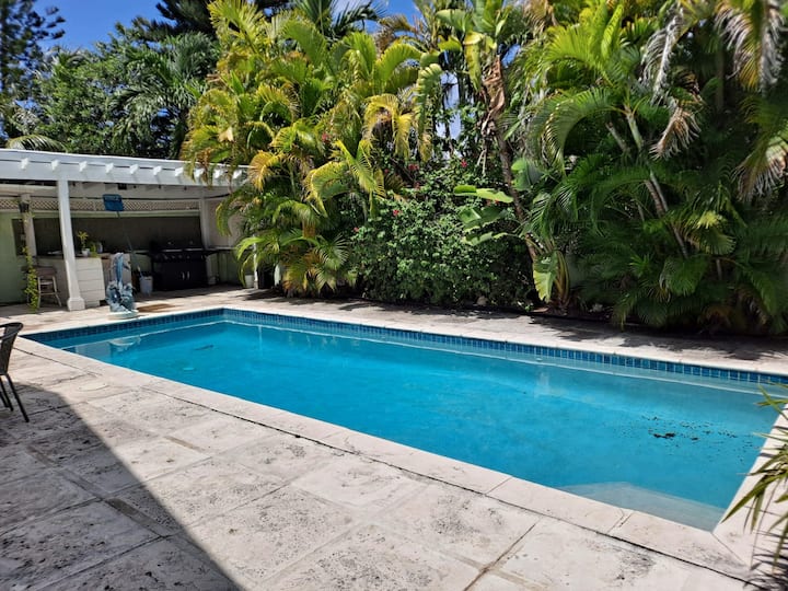 Dolphin Drive - Nassau