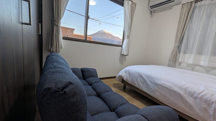 2024年新築富士山の麓100広いリビング　洋室３部屋　最大８人　駅から徒歩６分　無料駐車場２台 - Fuji
