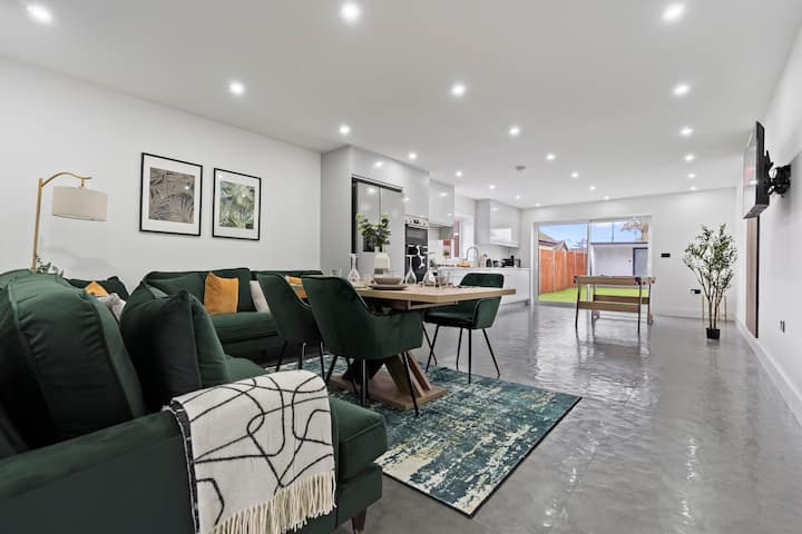 Perfect Booking | 5 Bed House With Huge Driveway - Beaulieu