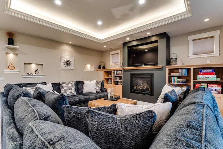 Lavish River Road Escape: Brand New Eugene Retreat - Eugene, OR