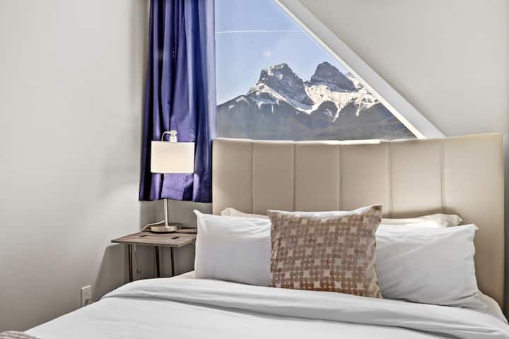 Stunning Penthouse W/ Mtn Views, Hot Tub & Pool! - Canmore