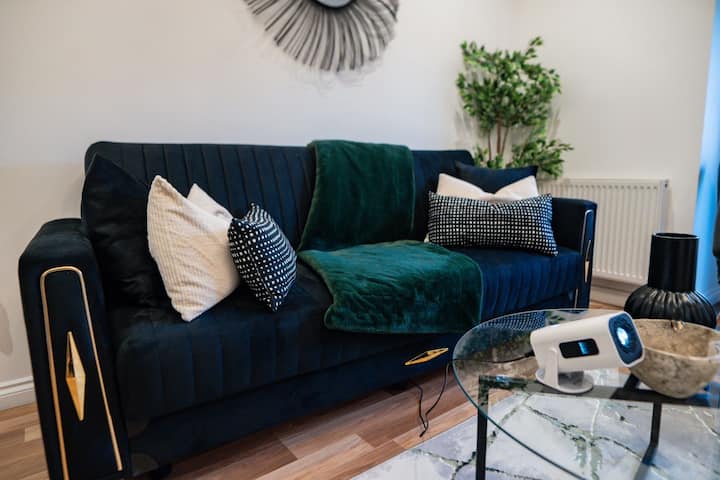 Modern 7-bed Stay | Sleep 9, Manchester M24 - Oldham