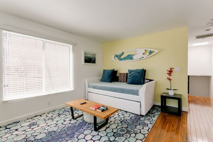 Wonderful 2-bedroom Apt Near Venice Beach - Santa Monica, CA