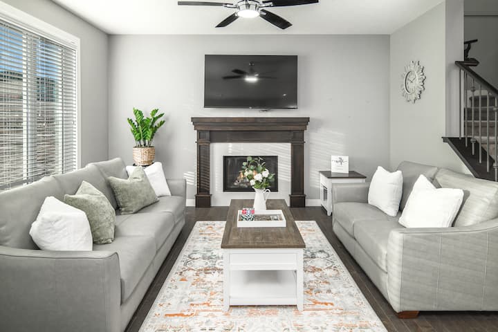 Large New Family Home Near Airport I Ac I Garage - 