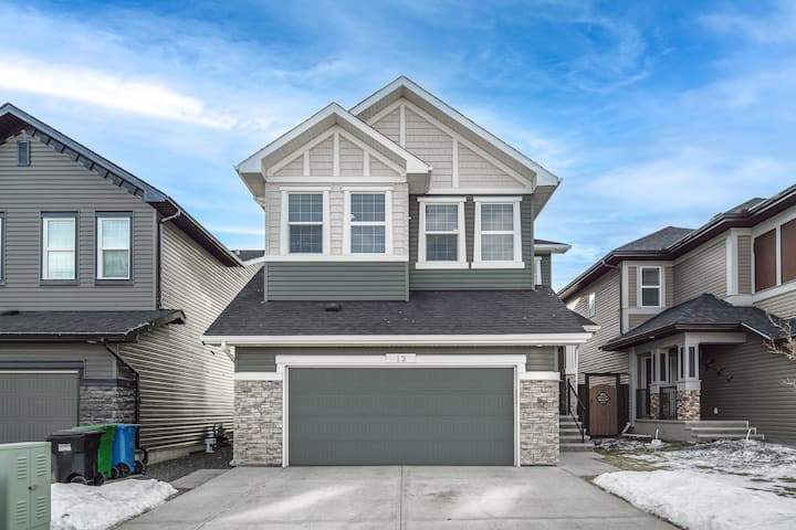 Large New Family Home Near Airport I Ac I Garage - Calgary