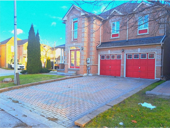 Homey Escape-minutes From Hwys, Shops & Parks - Ajax