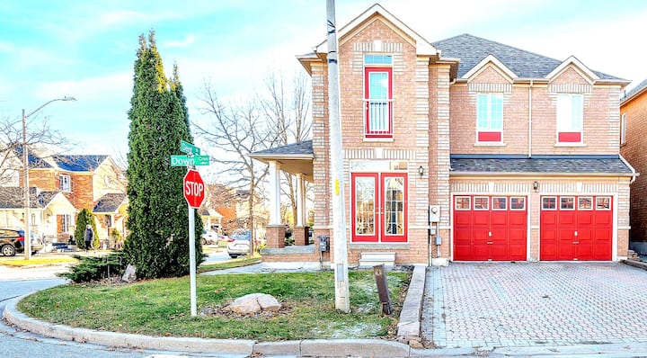 King Bed Convenience On Main Floor - Pickering