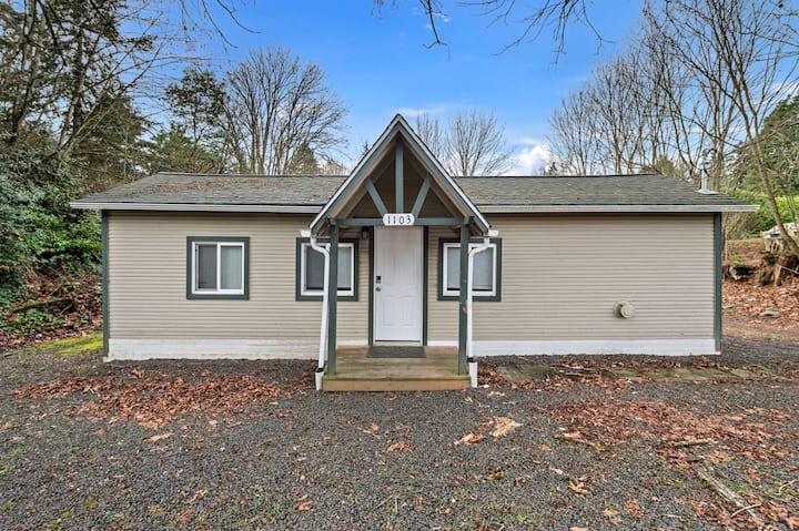 Charming Bremerton Cottage - Bremerton