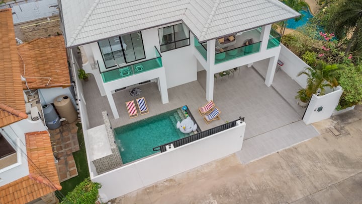 芭提雅市中心/现代轻奢独栋双层泳池别墅/5房6卫/近中天海滩/交通便利/步行街/全新首选/大空间 - Jomtien