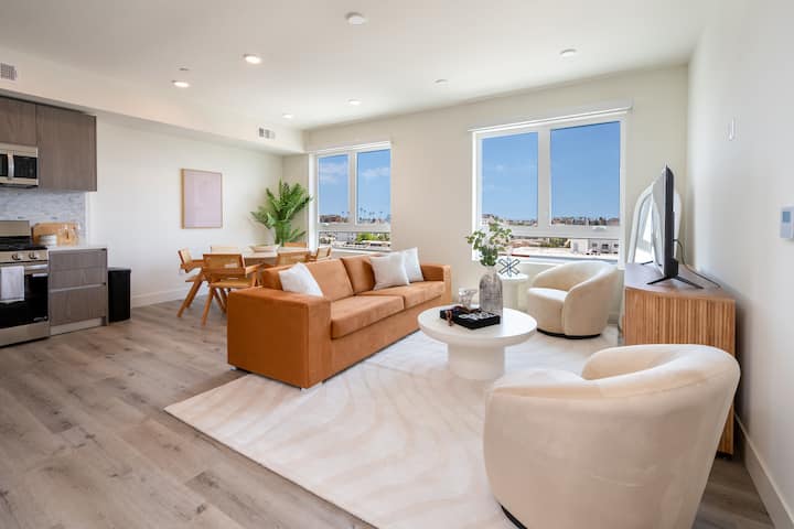 Luxury Living | 1 Br Apartment In K-town | Parking - Hollywood, CA
