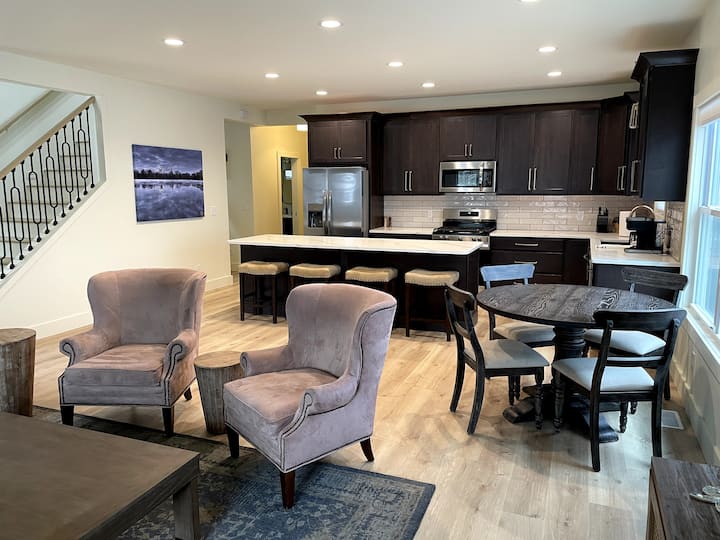 Cozy, Spacious, New Nd Home! - South Bend, IN