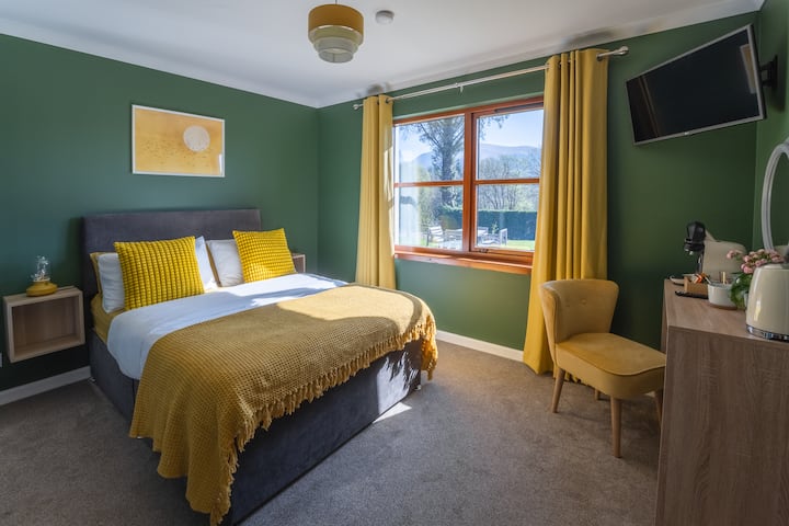 Double Ensuite Bedroom With Mountain View - Spean Bridge