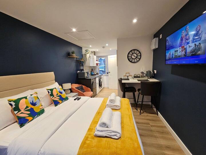 Blue Garden Retreat By Fortuna Property - Cheltenham