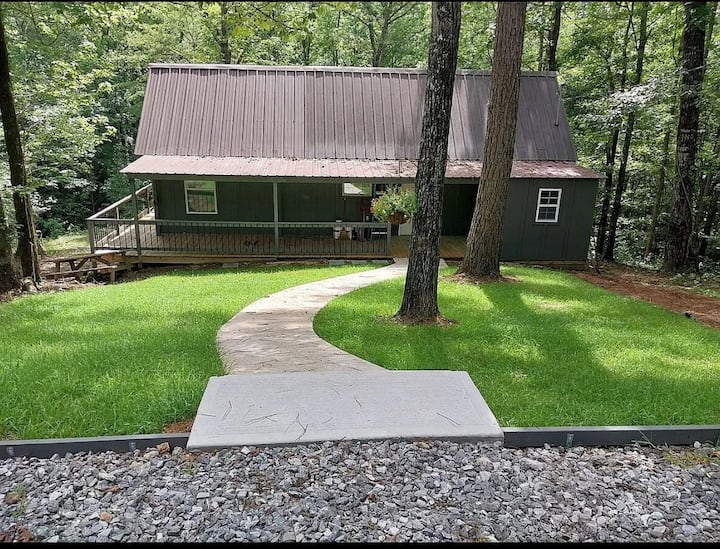 Sweet Retreat Cabin In The Woods - Lake Martin, AL