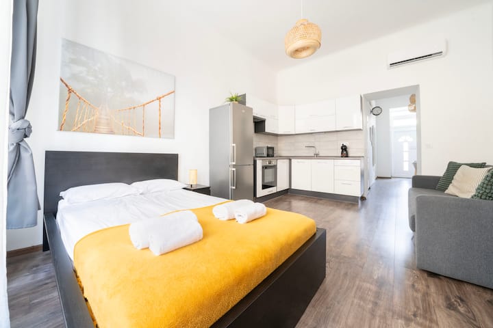 Simple Spot – 1 Min Walk To Szimpla | Ac & Vibes - Budapest