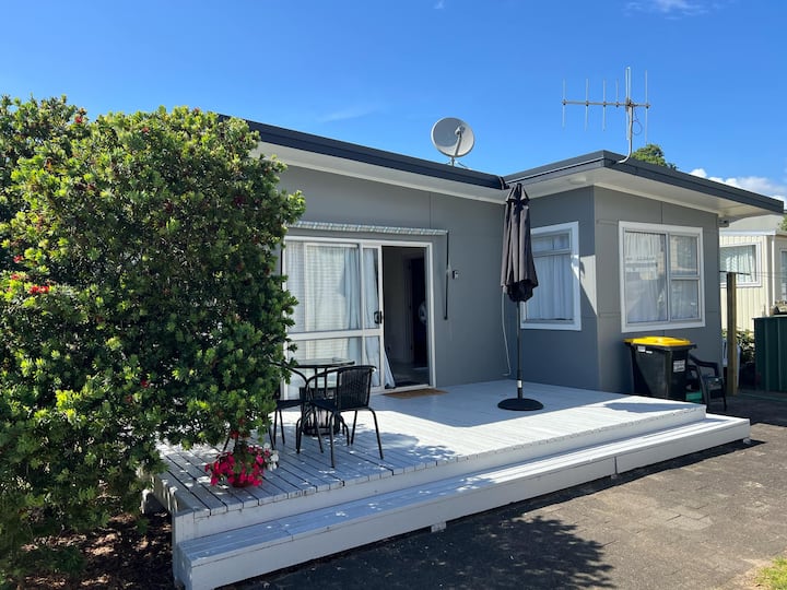 Kiwi Bach In Prime Spot - 5 Min Walk To Beach - Whangamatā