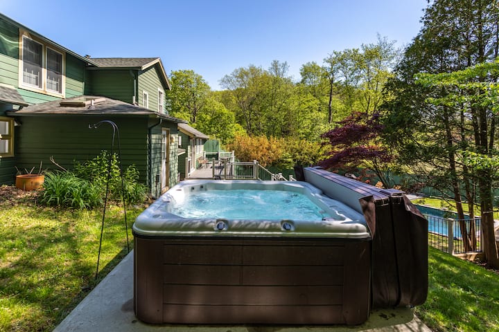 The Ridge House: Hot Tub, Fireplace, Wifi, Deck - Germantown, NY