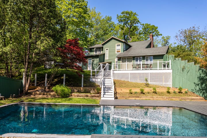 The Ridge House: Hot Tub, Fireplace, Wifi, Deck - Tivoli, NY