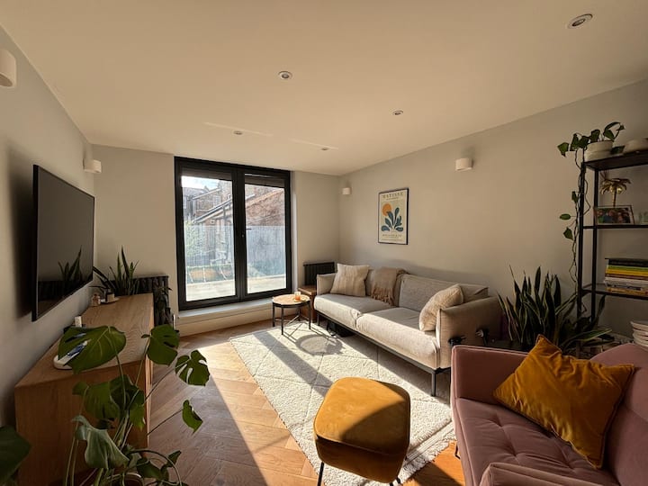 Spacious 1-bed W/ Large Living Area + 2 Bathrooms - Tooting - London