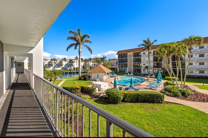 Moorings Bay Condo Across From Naples Beaches - Naples, FL