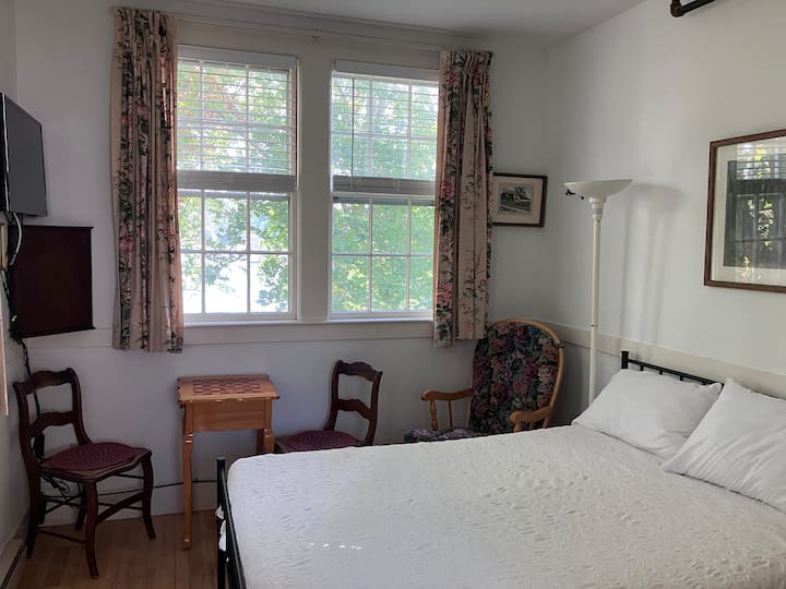 "Ship Shape": Waterfront, Cozy Studio- Downtown - Damariscotta, ME