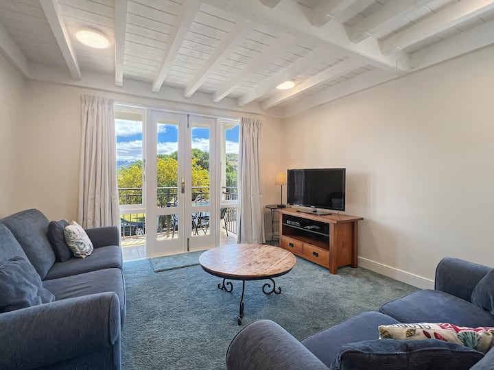 Waterfront 2-bedroom Harbour View Apartment - Akaroa