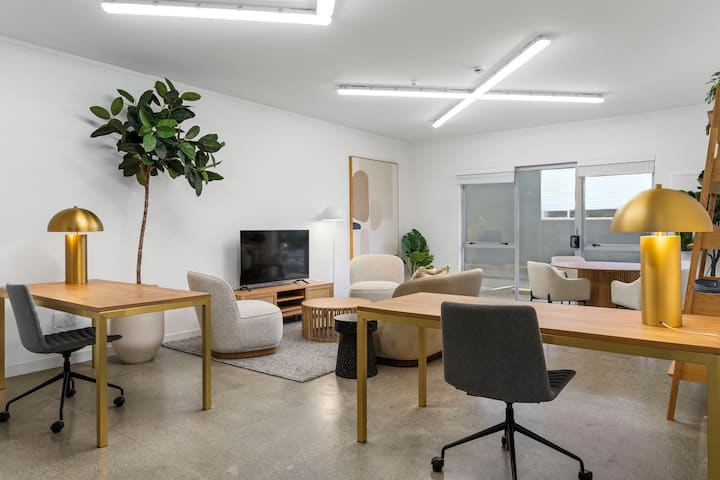 Relax, Work, Park – Your Ideal Airport Base - Auckland