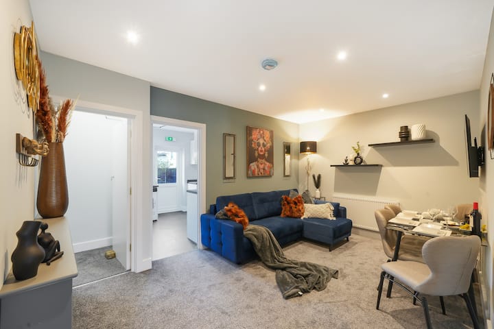 8 Bed Home + All-ensuites + Multiple Free Parking - Kent