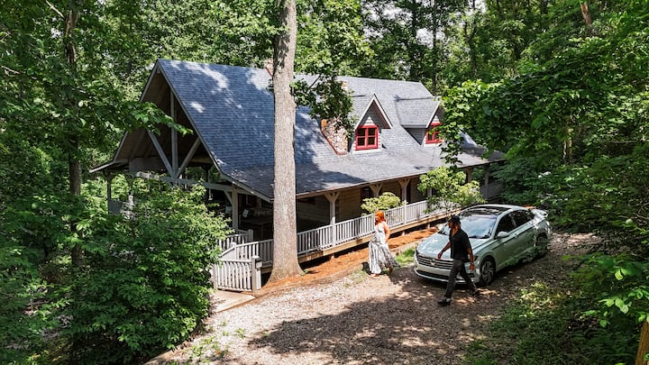 Rustic Cedar Inn | Luxury Lodge | Kids Loft - Ohio